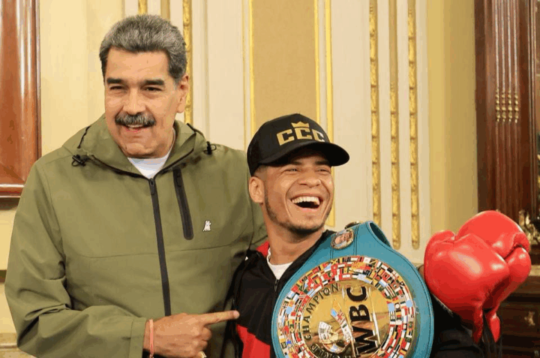 Nicolás Maduro recibe al campeón mundial de Boxeo del CMB