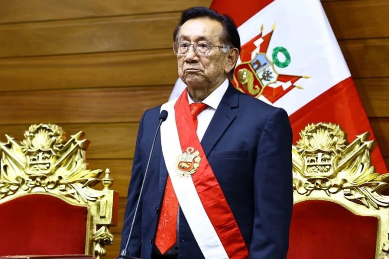 José María Balcázar asume la presidencia interina de Perú