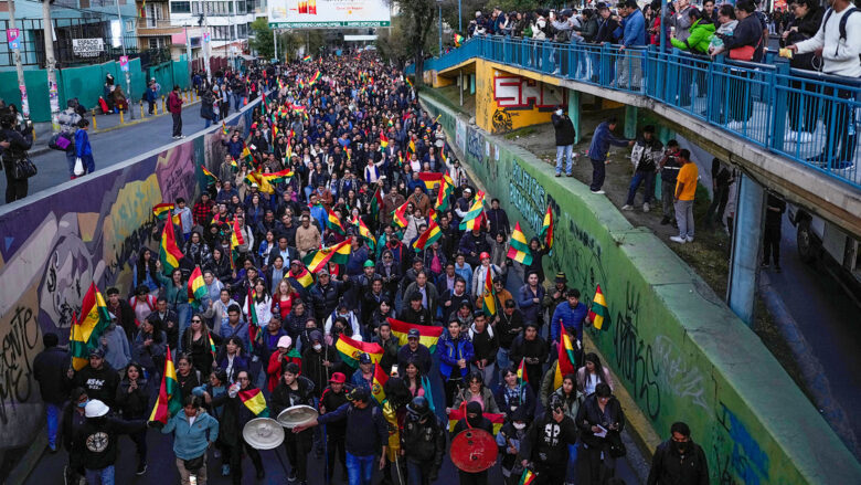 Marchan en Bolivia para exigir la renuncia del presidente Rodrigo Paz