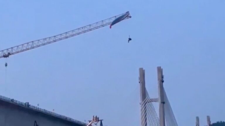 Parapentista pasa horas atrapado en una grúa a 60 metros de altura en China