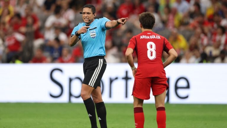 Jesús Valenzuela sella un sólido debut arbitral en el Mundial 2026